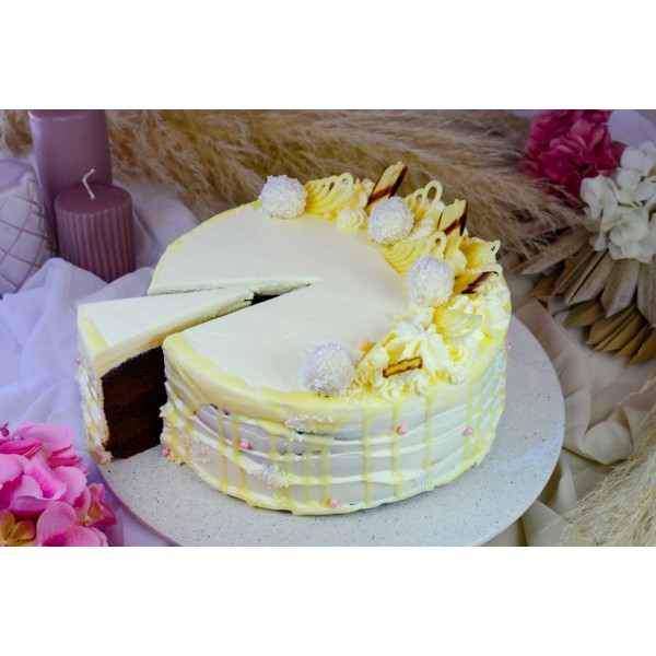 Tort cu ciocolata si visine cu glazura alba